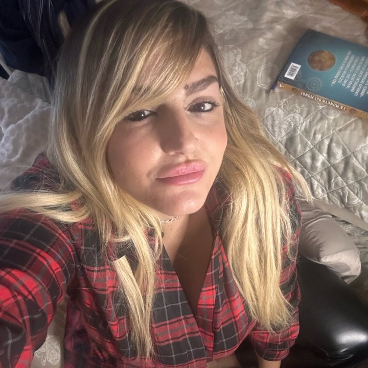 Laura Izzo's Instagram, Twitter & Facebook on IDCrawl